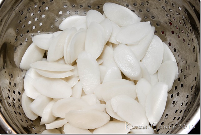 Korean Cuisine: Rice Cake and Dumpling Soup - 떡만두국